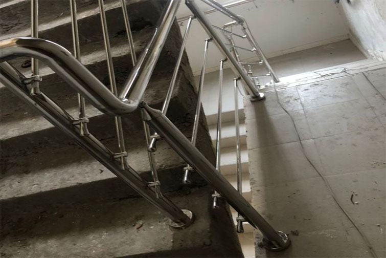 The-installation-of-stainless-steel-rod-balustrade – Rayjoy